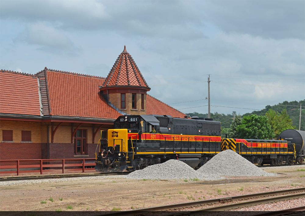 IAIS 601 and 650 pass the Rails West depot